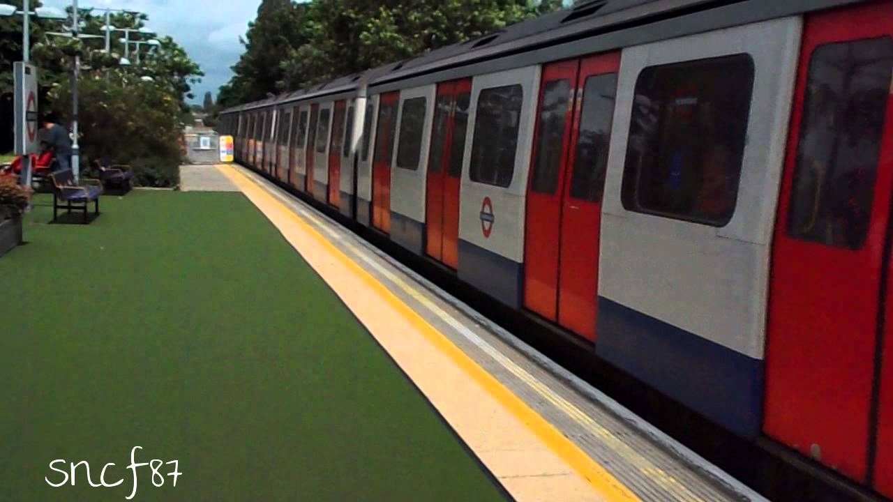 District Line C69 arriving at Southfields - YouTube