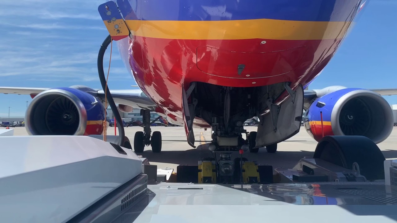 SuperTug in Action - B737 Under Tow - YouTube