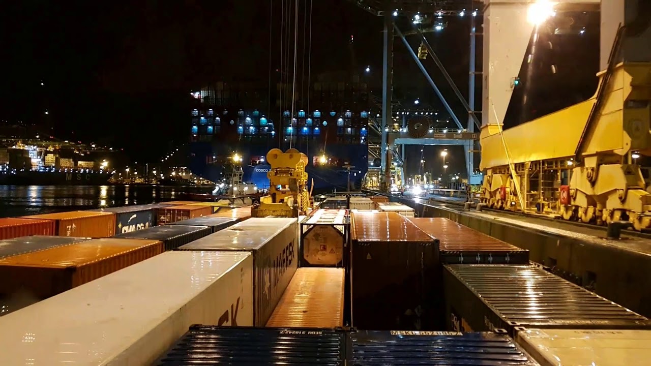 Kaai 1700 Antwerpen containers lossen - YouTube