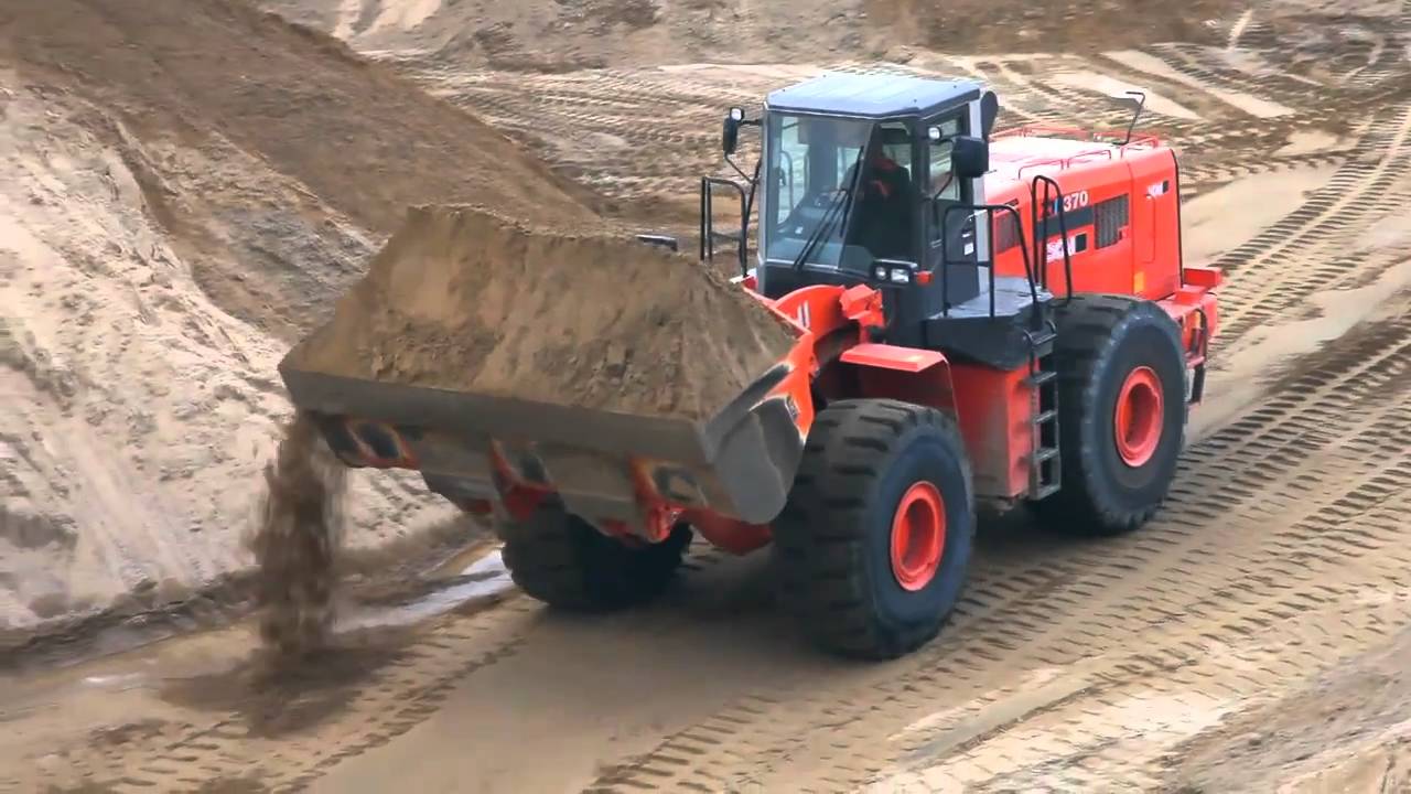 Hitachi ZW 370 Mezzanotte Italy.mov - YouTube
