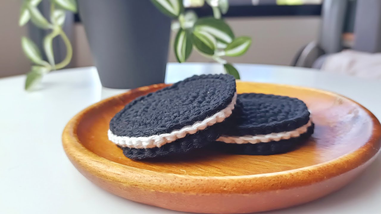 An Easy Crochet Oreo Cookie (crochet pattern step by step follow ...