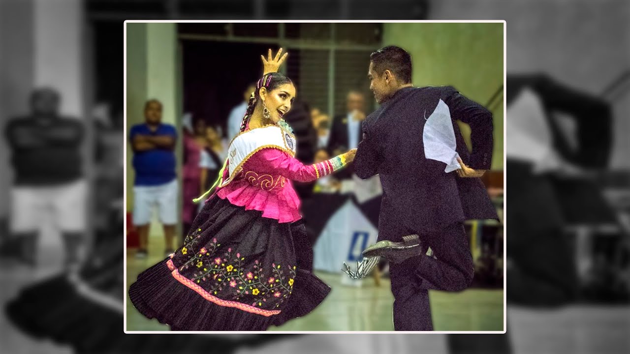 Con hermoso traje típico hace entrega campeonato Junior | Antonella y ...