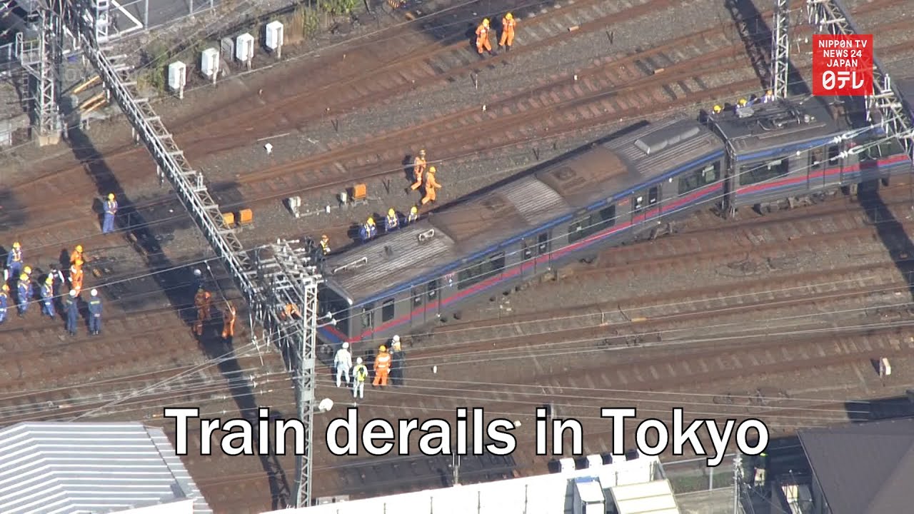 Train derails in Tokyo - YouTube