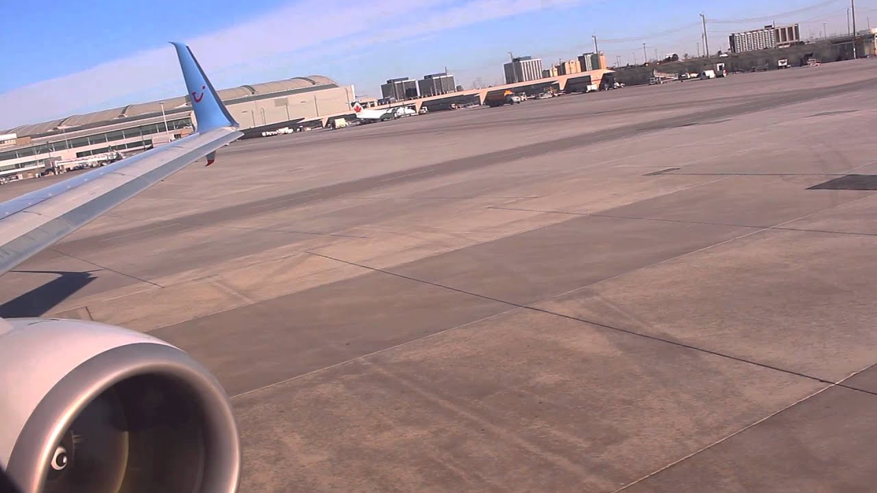 Beautiful SunWing Boeing 737 departure off of Toronto Pearsons Runway ...