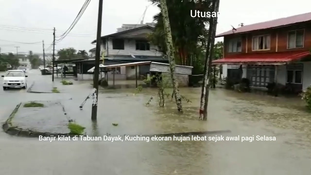 Banjir kilat di Tabuan Dayak, Kuching. - YouTube