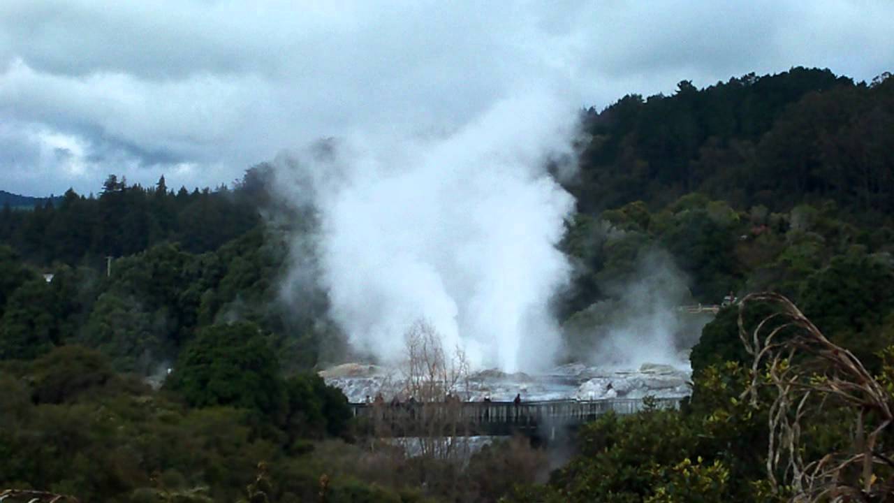 Pohutu geyser, Te Puia, Rotorua, New Zealand - YouTube