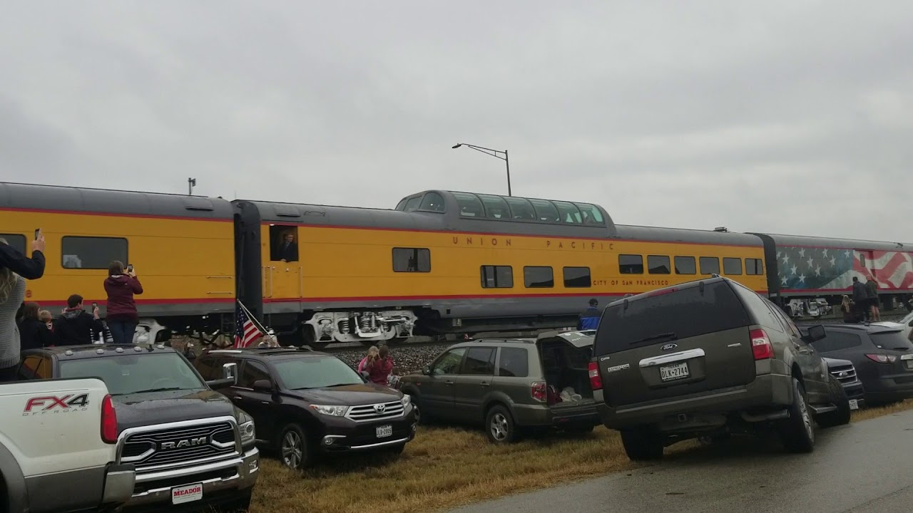 UP 4141 leads the President George H.W. Bush funeral train - YouTube