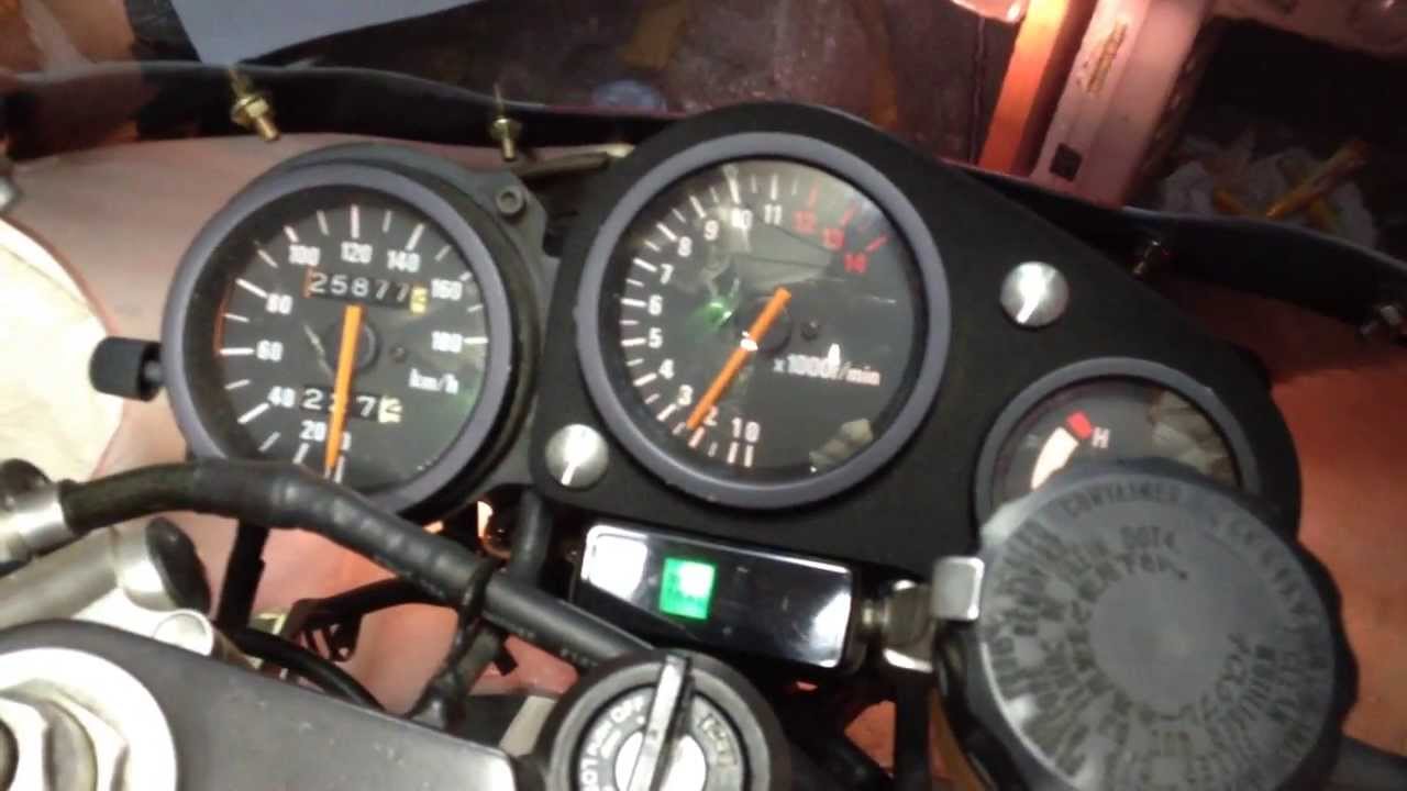 SUZUKI RGV250 VJ22A - Engine Starting up & revving - YouTube