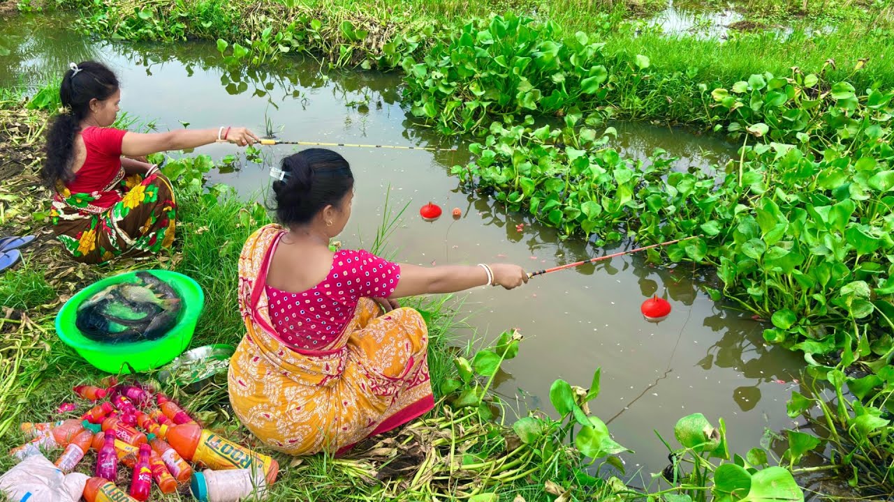 Amazing Fishing Video 🎣🎣| Two village lady catch lot of fish in canal ...
