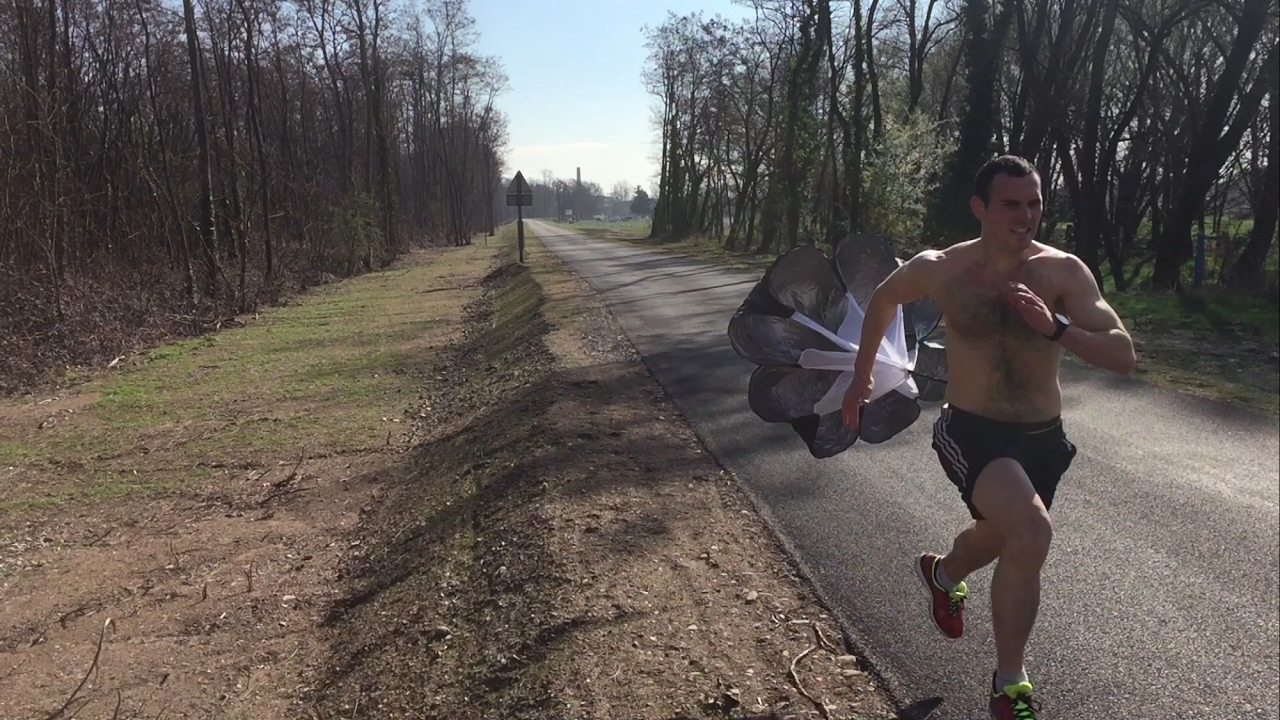 PARACHUTE RUNNING SPRINTING 200M COURIR AVEC UN PARACHUTE 200M ...
