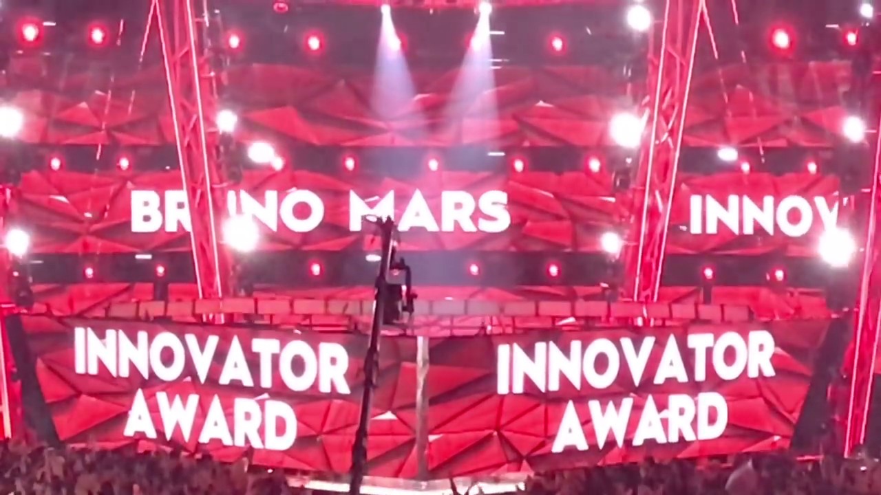 Bruno Mars Performs Live at the iHeartRadio Music Awards - YouTube