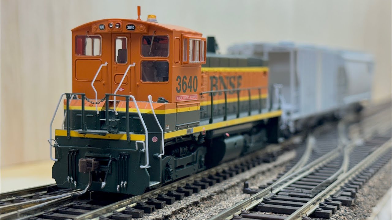 BNSF SW1000 switching out two bay hoppers : 18”x55” Switching Diorama ...