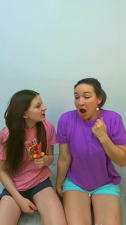 Daughter Pranks Mom 👧🏻😨👩🏻😂 Youtube