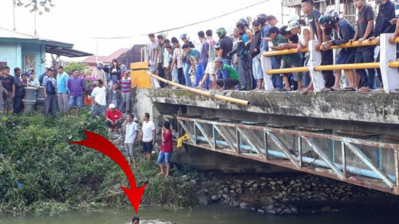 Saat Sungai Surut, Tiba² Warga Dihebohkan Kemunculan Sosok Monster ...