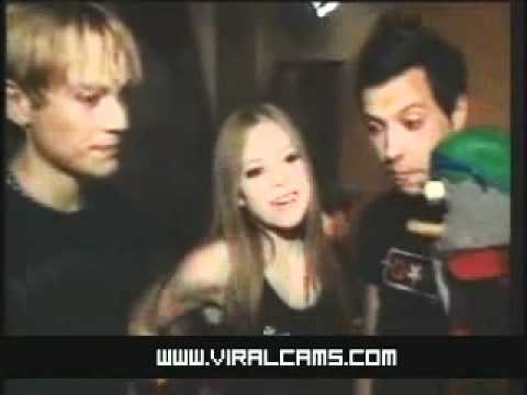 Avril Lavigne - showing ass crack AGAIN