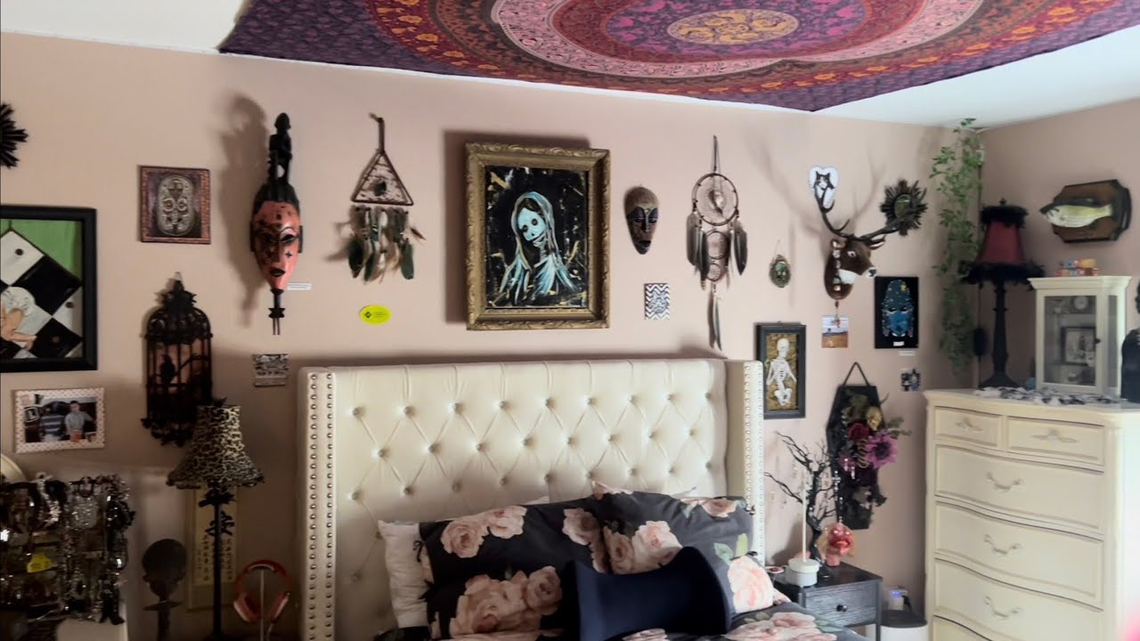 weirdcore room tour!!! 🪳🍭⛓️ (HOARDER EDITION) - YouTube