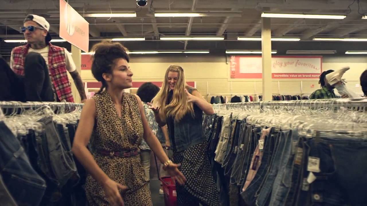 MACKLEMORE & RYAN LEWIS THRIFT SHOP FEAT WANZ OFFICIAL VIDEO 1 - YouTube