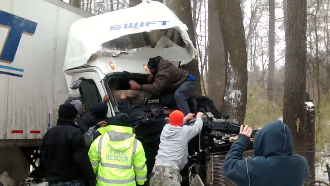 Strangers helping a Stranger rescue - YouTube