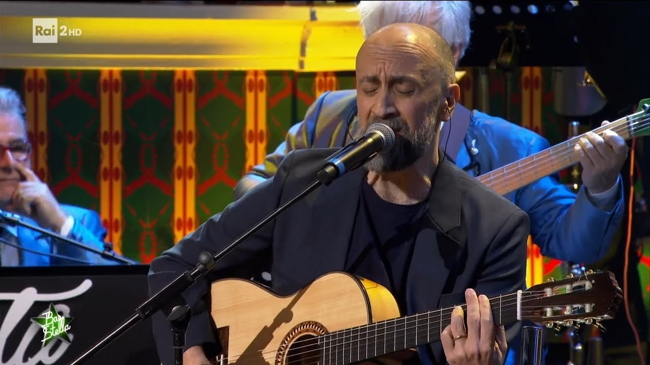 Joe Barbieri canta "Felicità" di Lucio Dalla - Bar Stella 02/05/2023 ...