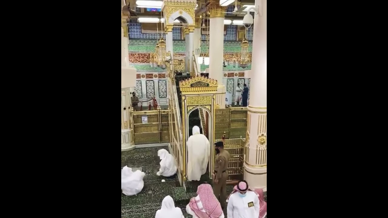 Sheikh Hudaify ascending the minbar of Masjid Al Nabawi, Madinah today ...