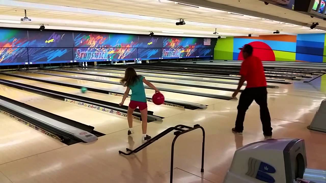 Alexis' Bowling technique - YouTube