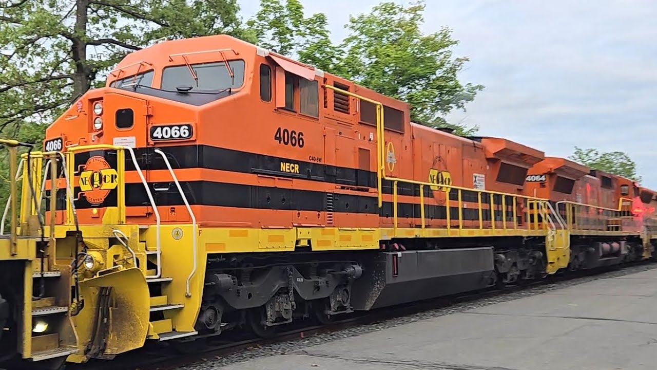 NECR C40-8W's going northbound through bratt, VT - YouTube