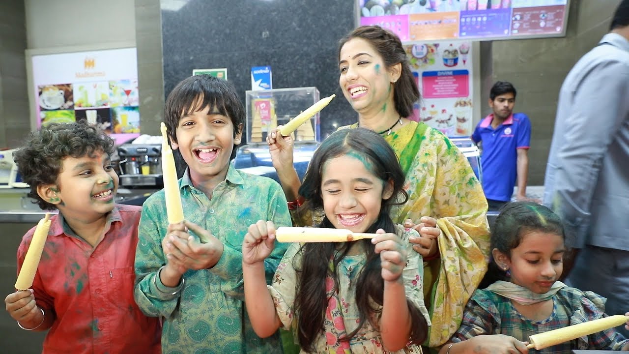 Kulfi Kumar Bajewala cast takes you to a colourful Lucknow market - YouTube
