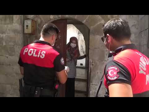 Karantinadaki gencin isteğini polisler yerine getirdi