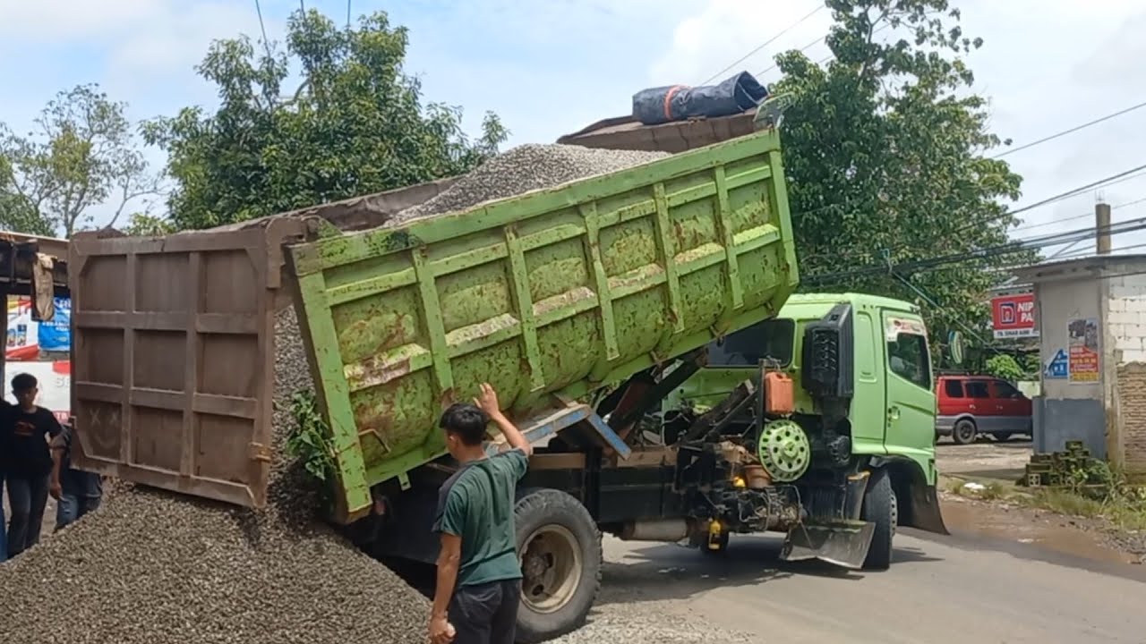 Bongkar muatan batu split - YouTube