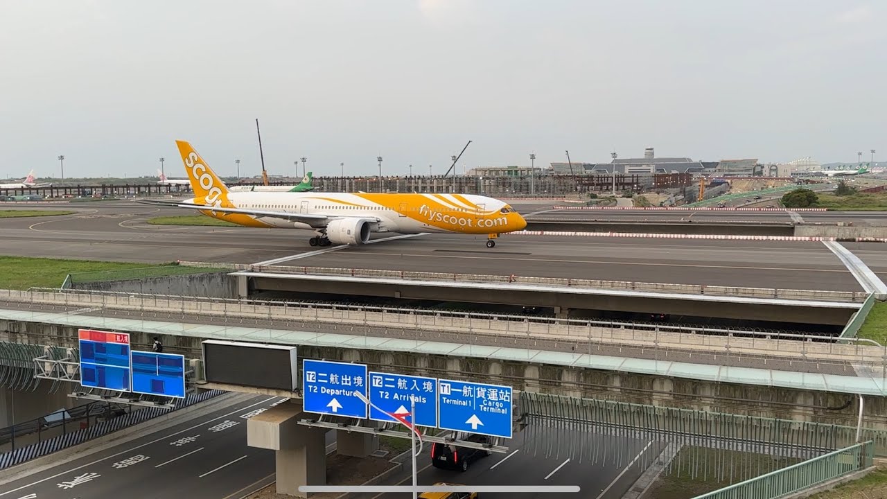 FlyScoot Boeing 787-9 taxi on TPE AIRPORT - YouTube
