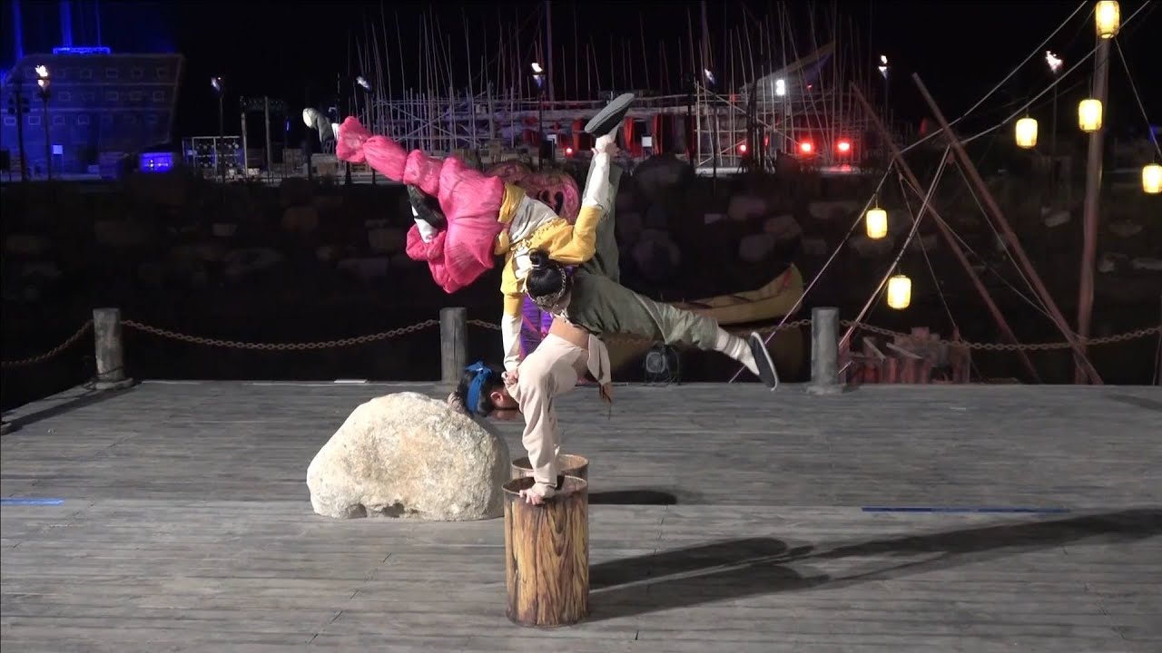 Amazing acrobatic show in south China - YouTube