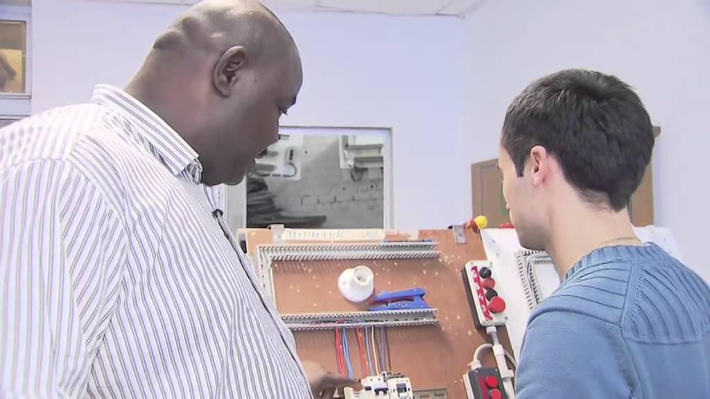 Formation en Electricité - YouTube