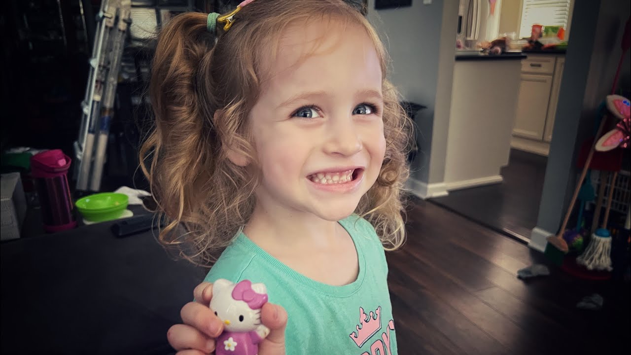 Isabel Plays & Sings with Hello Kitty Stamp - YouTube