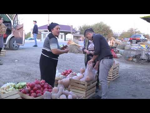 Sabirabadda satıcıları yalnız qadınlar olan bazar