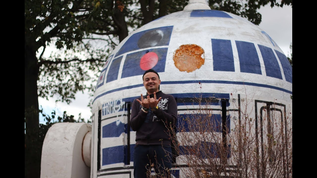 PRAGA - Il robottino di Guerre Stellari, C1-P8, aka R2-D2 - YouTube