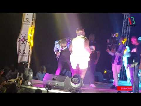 Vichou Love muri show ya Harmonize yatambishije umukobwa wibisusu bininibinini abantu barasara.