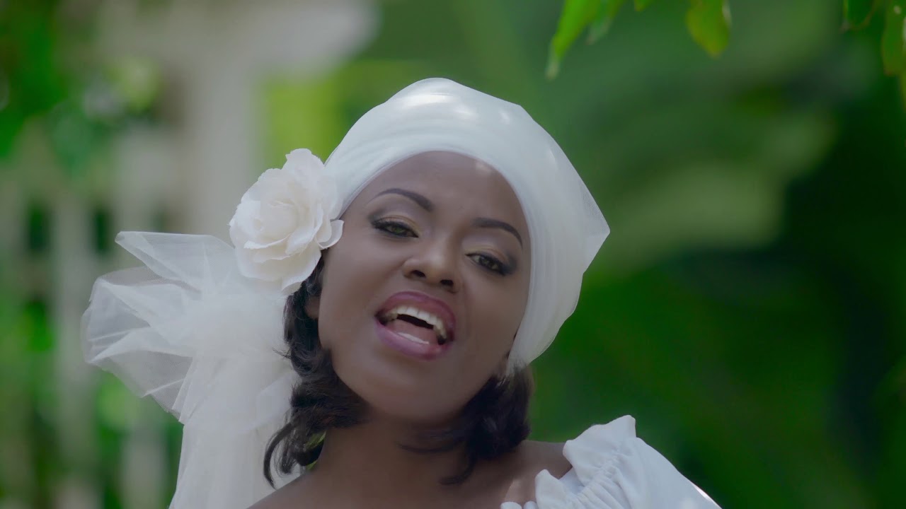 Bonne Année By Tonzi Official Video - YouTube