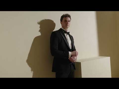 Zarif kesimiyle öne çıkan görkemli bir duruş…  Pierre Cardin smokin koleksiyonunu keşfedin…