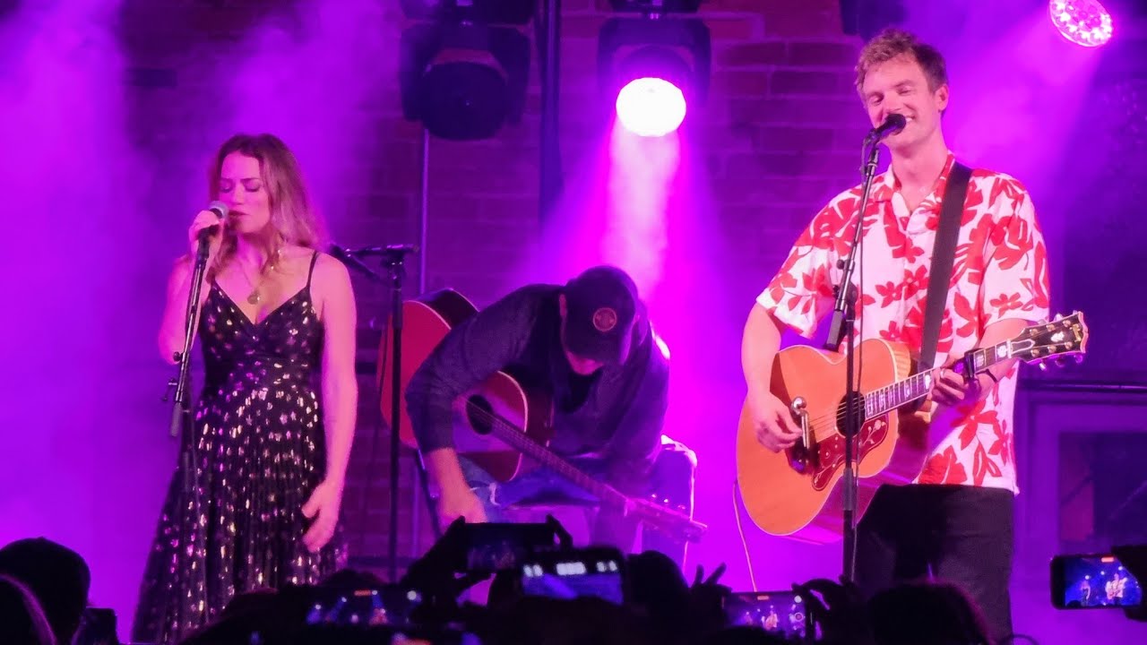 Bethany Joy Lenz & Tyler Hilton "When the Stars go Blue - Tree Hill ...