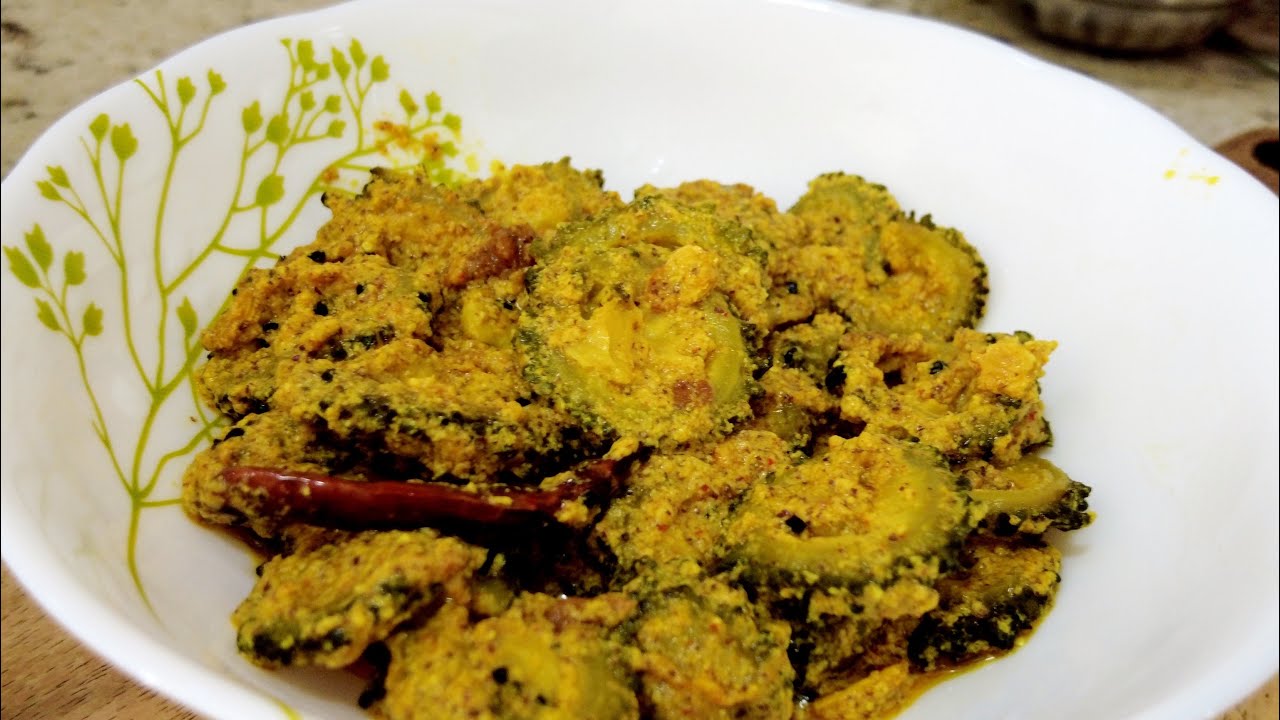 করলা বা উচ্ছের ঝাল এভাবে বানিয়ে খেয়ে দেখুন দুর্দান্ত লাগে | Korola ...