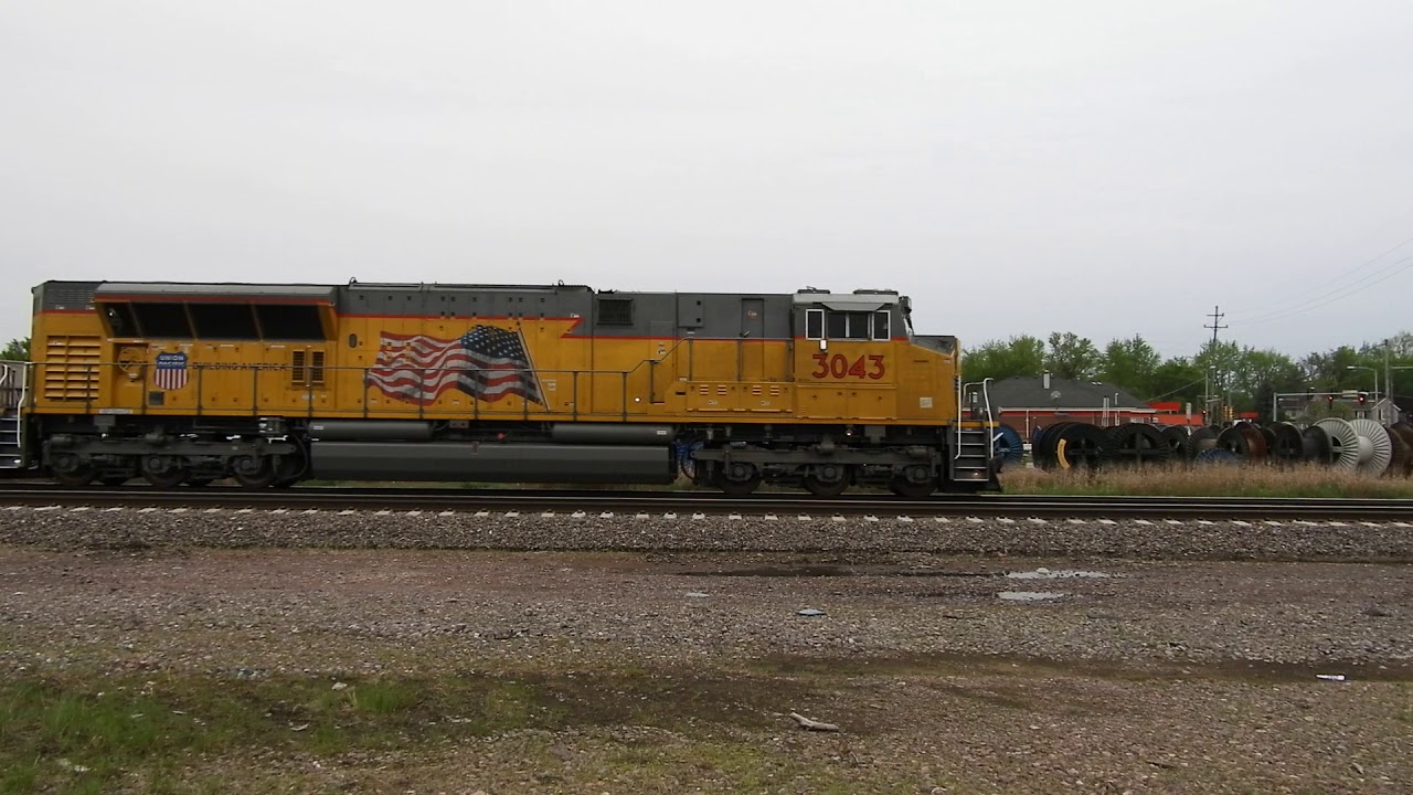 UP 3043 and UP 3062 lead IG4G3 west through Dekalb IL - YouTube