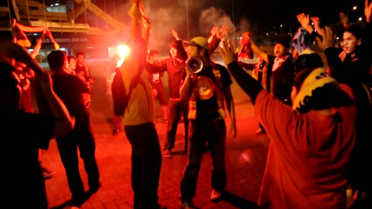 North Borneo Ultras(NBU) & Ultras Selangor(Ultrasel) - YouTube