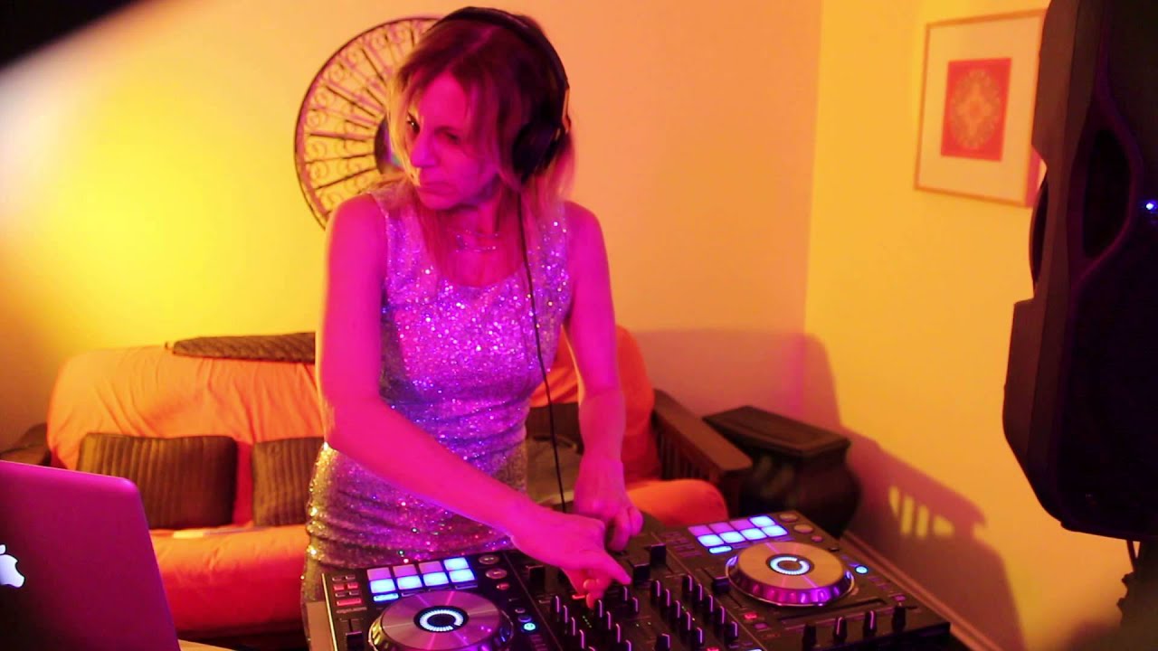 Female DJ TM Tina Marie spinning - YouTube