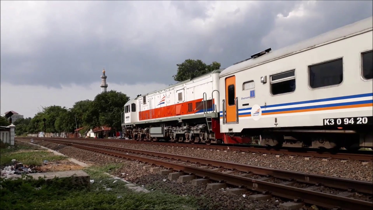 Lokomotif CC 201 143R Kereta 209 Tegal Ekspress - YouTube