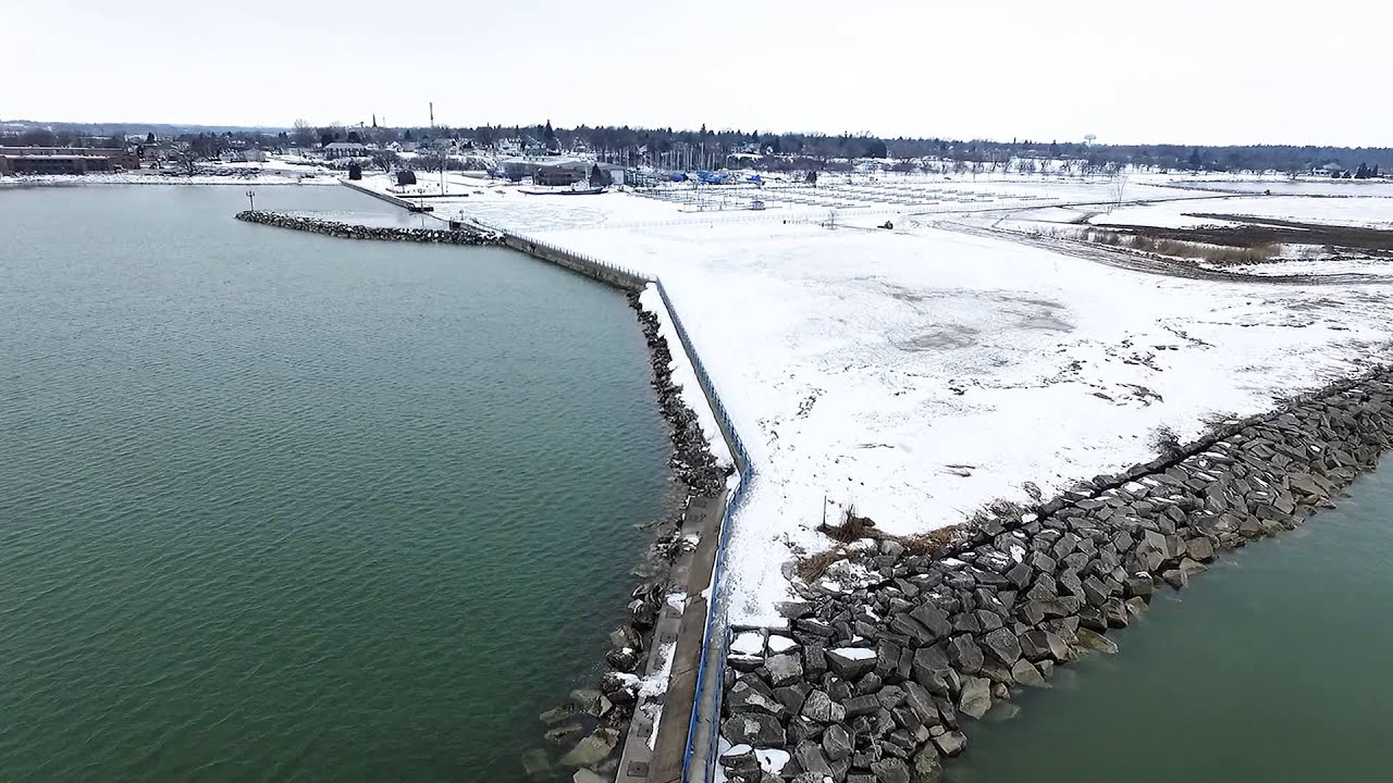 Winter Flyby of Manitowoc Marina - YouTube