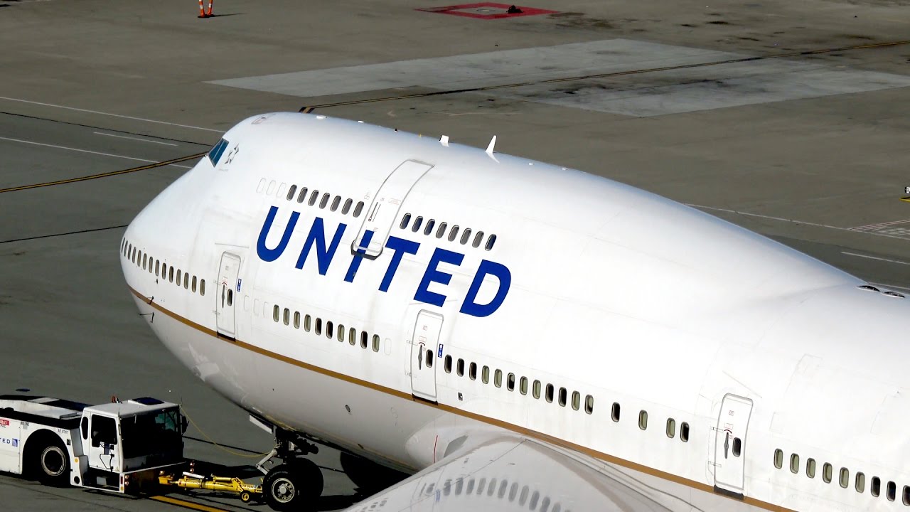 [4K] United 747-400 Close-up Push Back and Control Surface Check at SFO ...