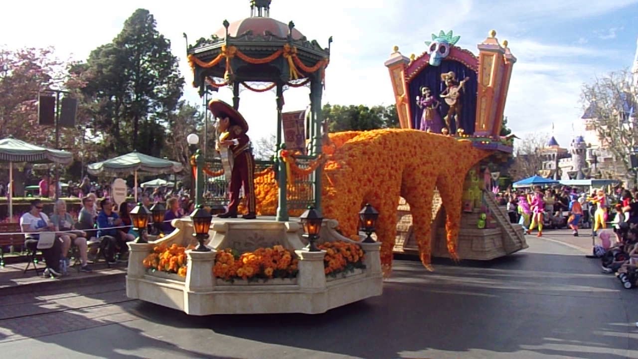 Disneyland Magic Happens Parade Disney Pixar's COCO Unit - YouTube