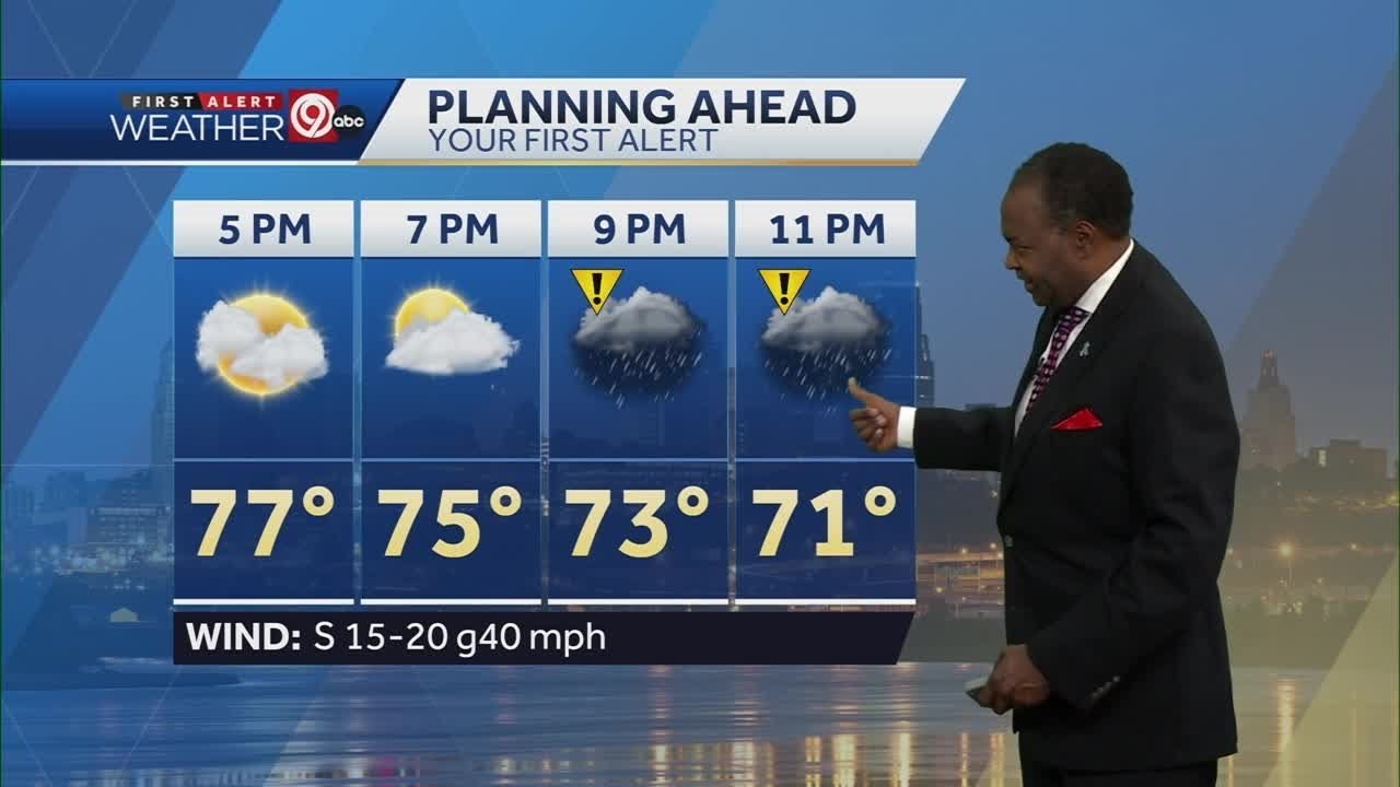 Severe storms rolling through the region tonight - YouTube