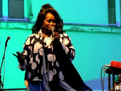 Harriet Lewis singt Since I Fell For you - YouTube