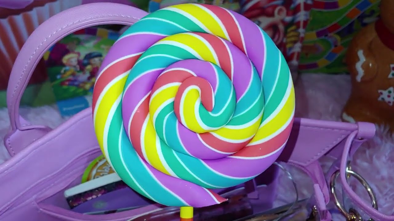 What's in My CANDYLAND GINGERBREAD PURSE? Christmas Purse 2020🍭🍥🍬🌟 ...